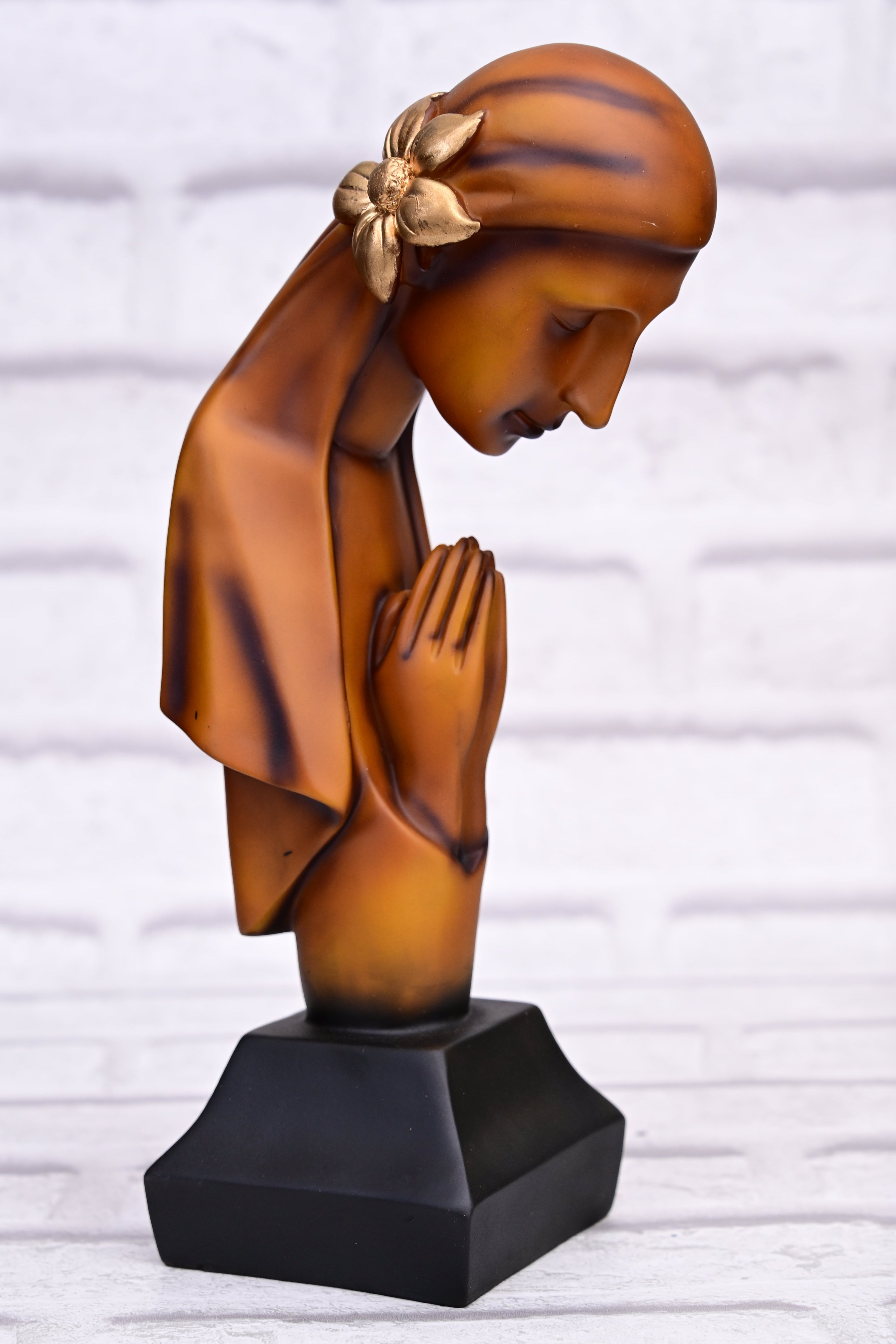The Namaste Monk – Resin Statue in Meditative Pose – Le Cocoon